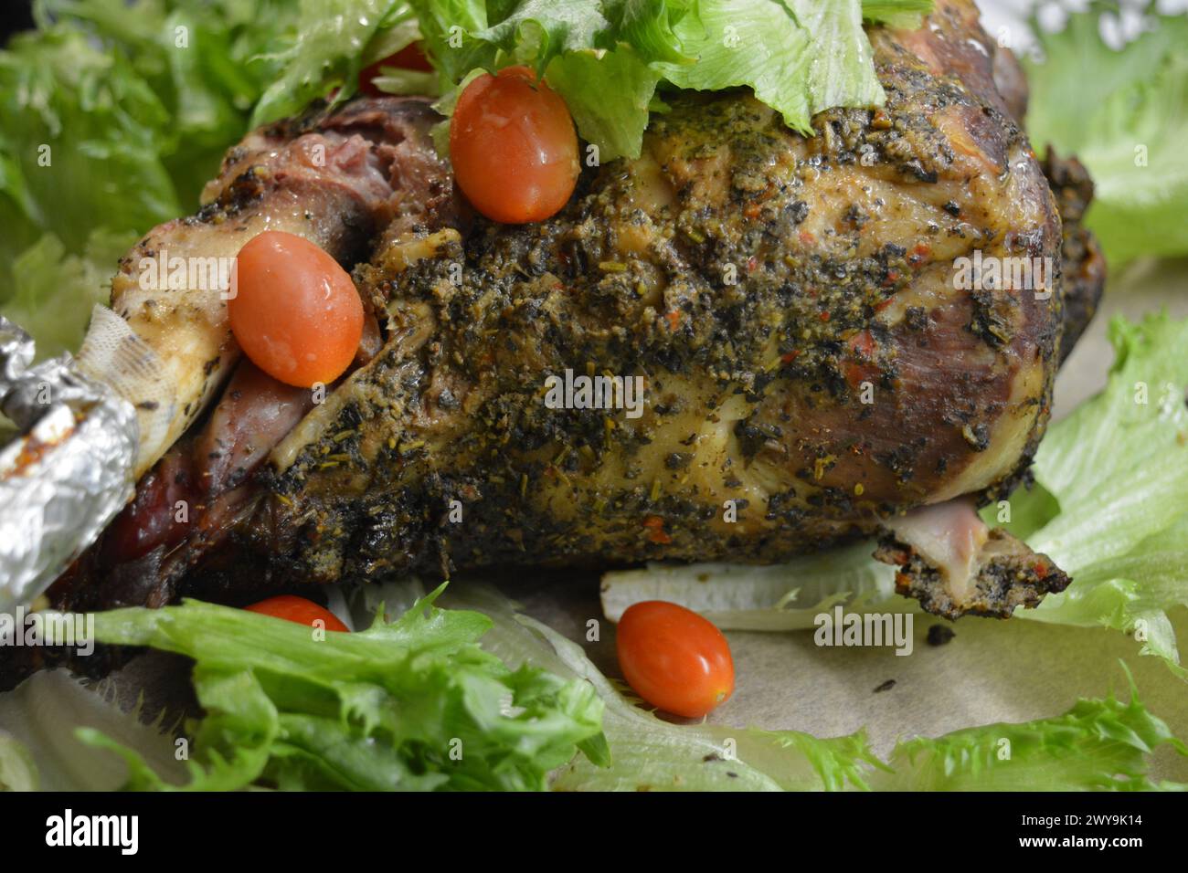 Manger, cuire de la viande délicieuse, cuisse de mouton sur l'os mariné ...