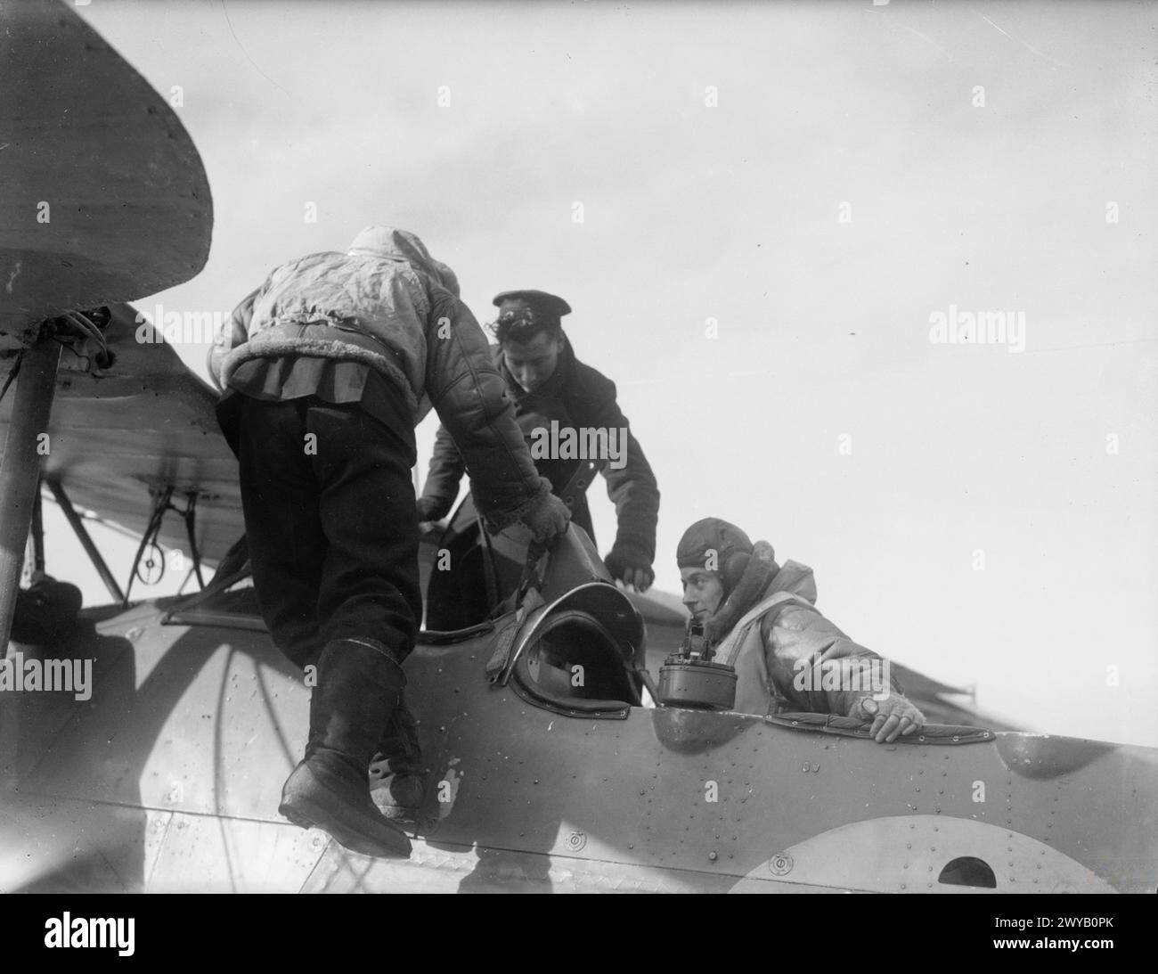 ACTIVITÉS D'ARMEMENT AÉRIEN DE LA FLOTTE AU HMS SPARROWHAWK, STATION ...