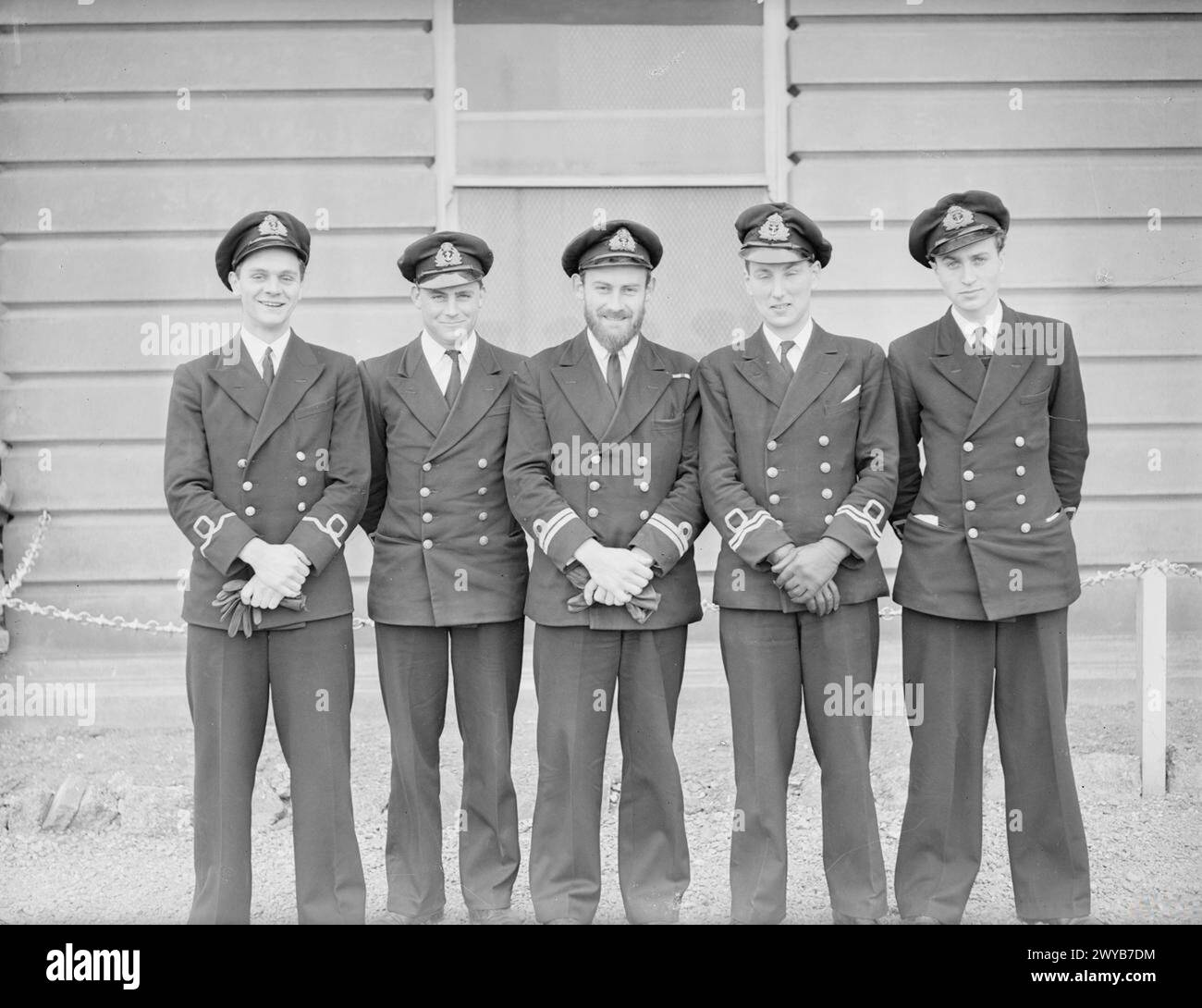 Le lieutenant Peter G.C. Dickens, DSC, MBE, RN, arrière-petit-fils de ...