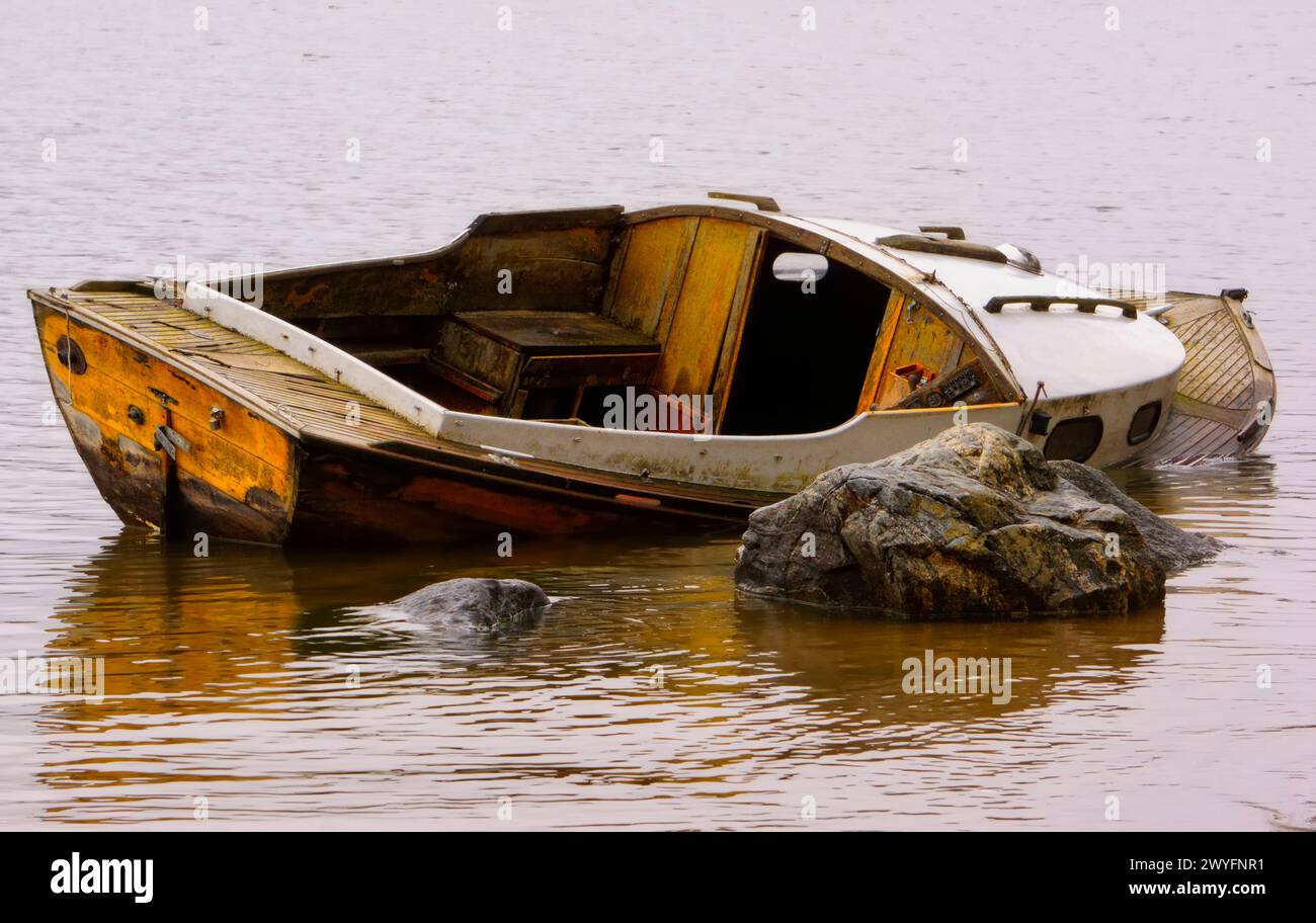 Yacht wreck Banque de photographies et d’images à haute résolution - Alamy