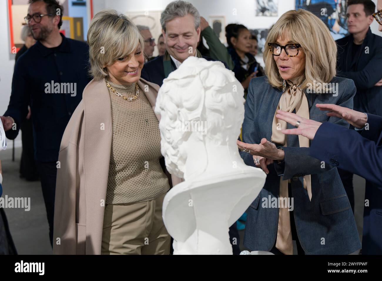 Paris, France. 5 avril 2024. Hélène Mercier-Arnault et Brigitte Macron ...