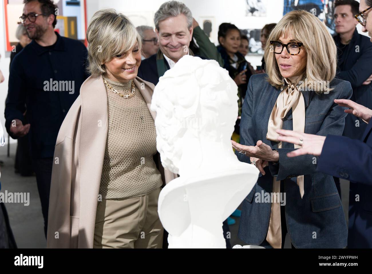 Paris, France. 5 avril 2024. Hélène Mercier-Arnault et Brigitte Macron ...
