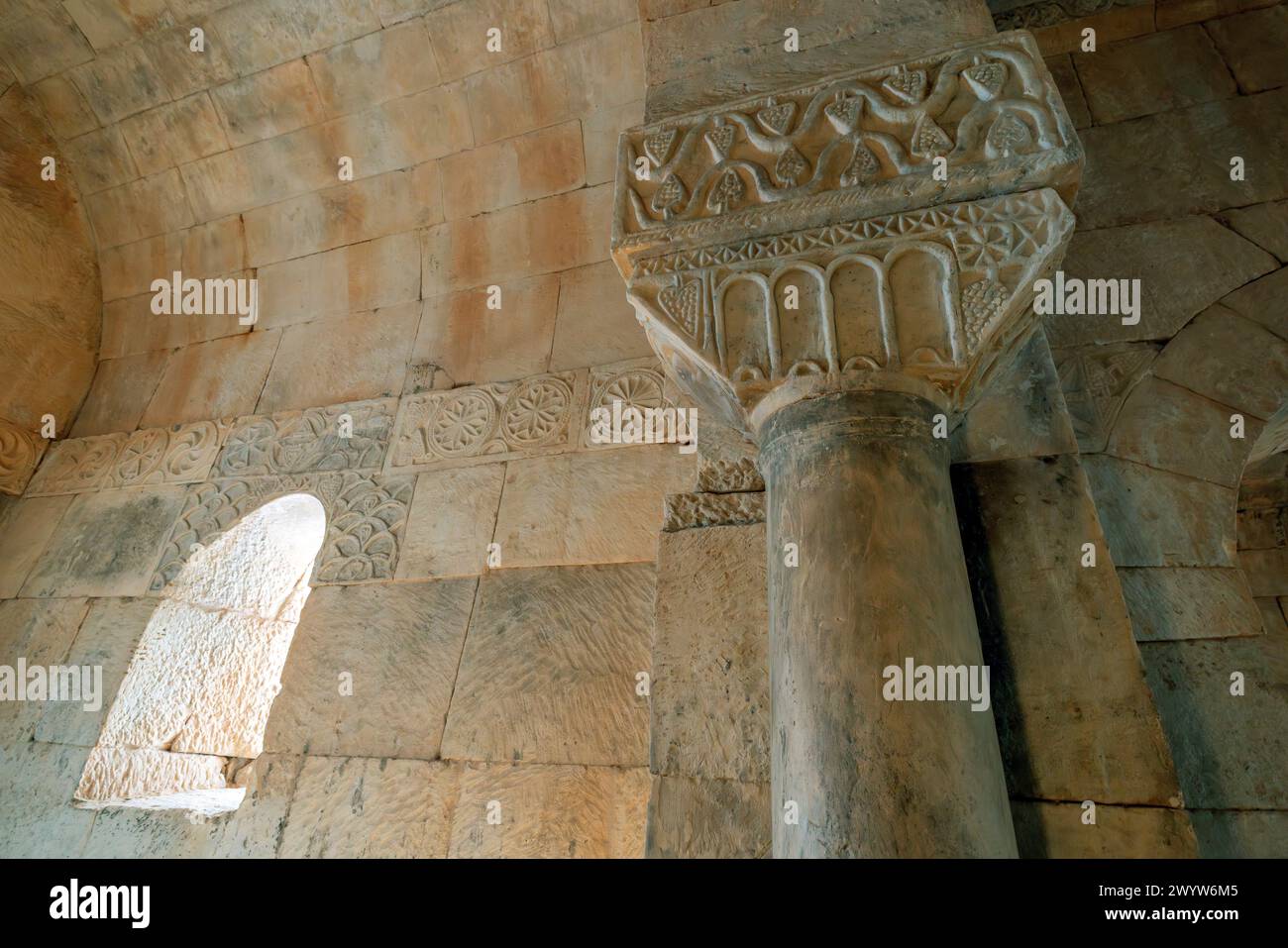 Les colonnes soutenant l'arc de triomphe montrent des serpents sinueux ...