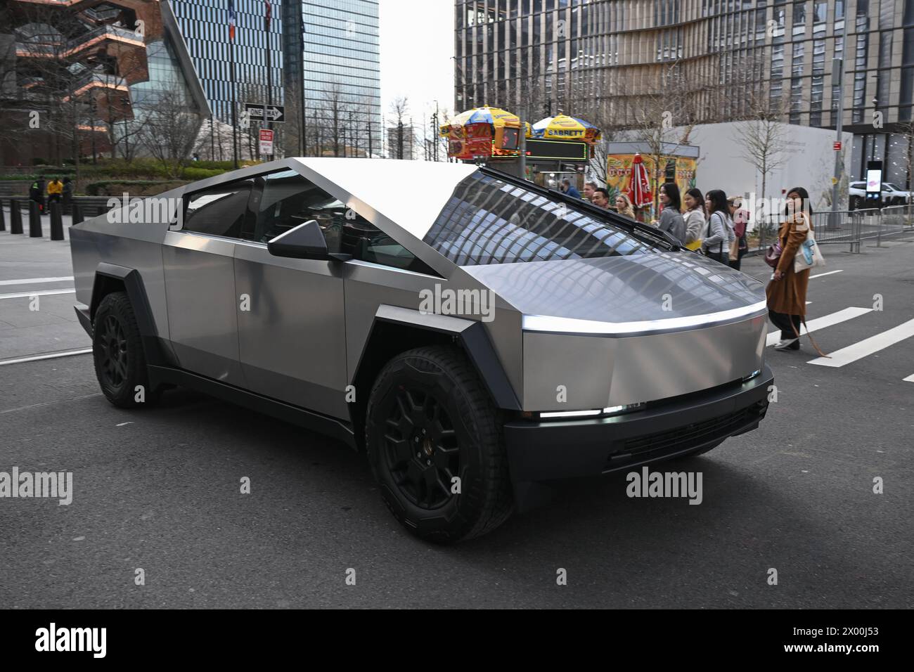 Un Tesla Cybertruck conduit à Hudson Yards le 8 avril 2024 à New York ...