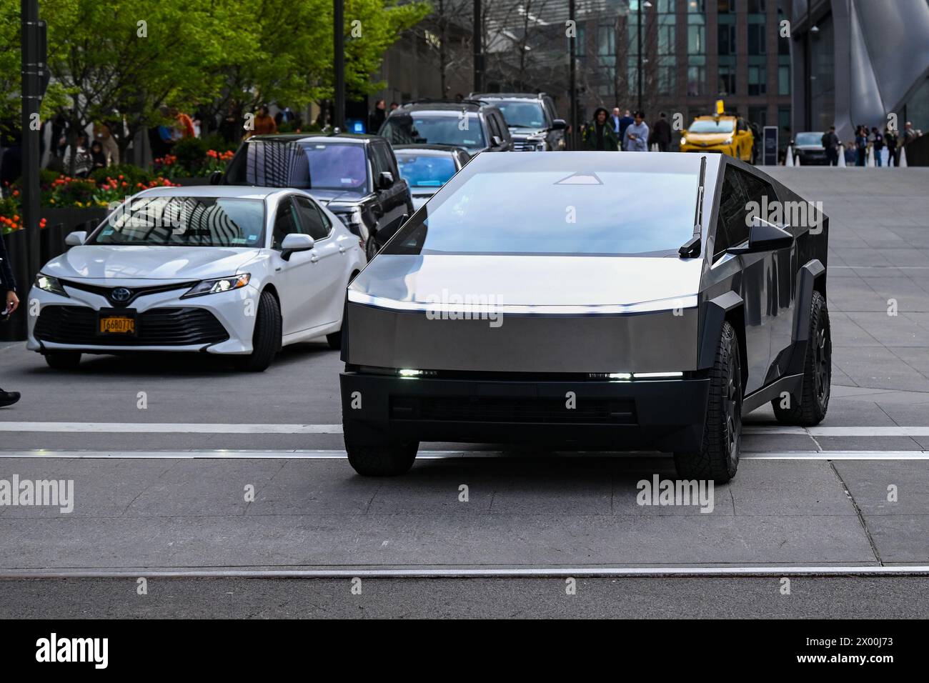 Un Tesla Cybertruck conduit à Hudson Yards le 8 avril 2024 à New York ...