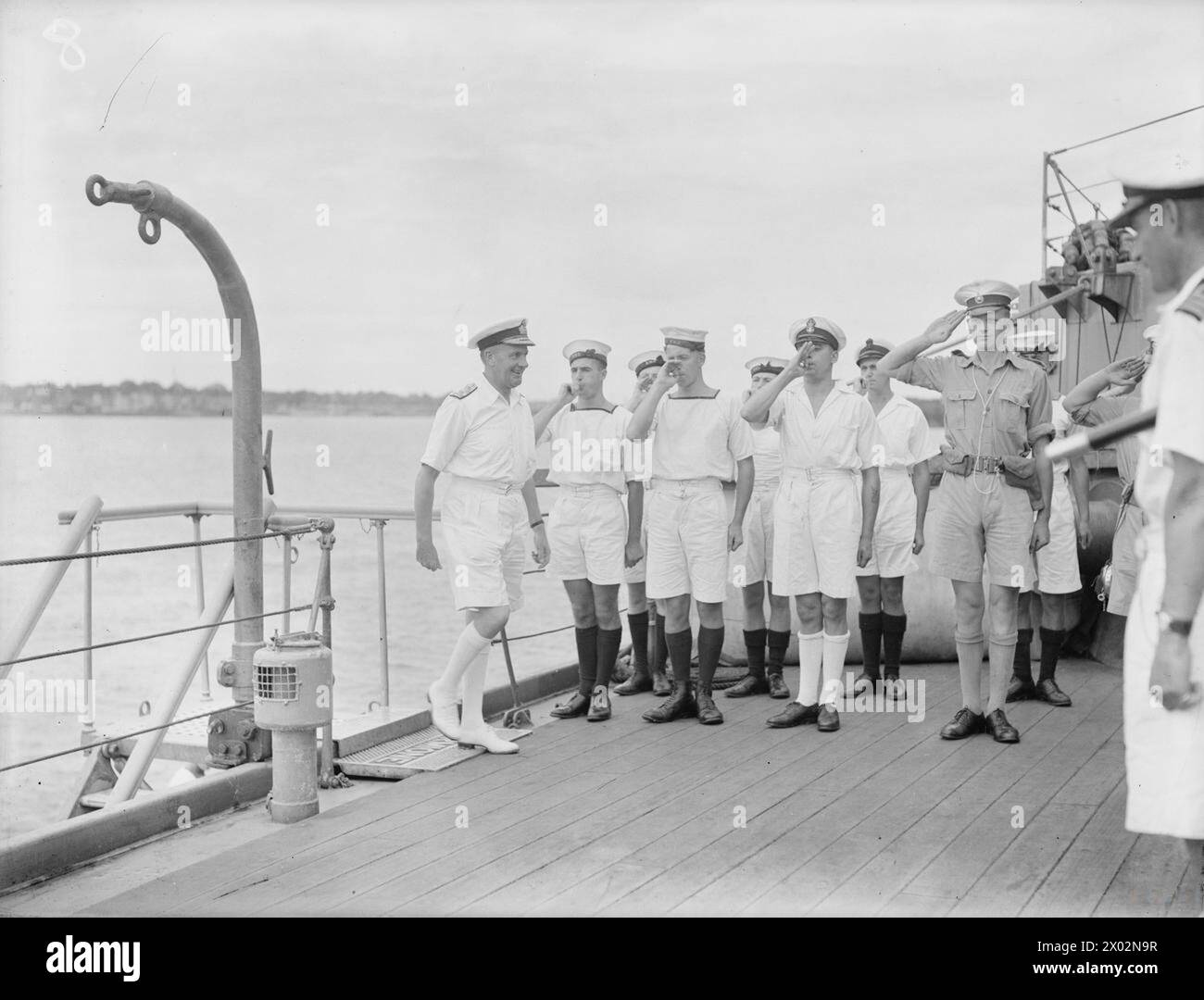 L'AMIRAL SIR JAMES SOMMERVILLE, C-IN-C EASTERN FLEET, VISITE LE HMS ...