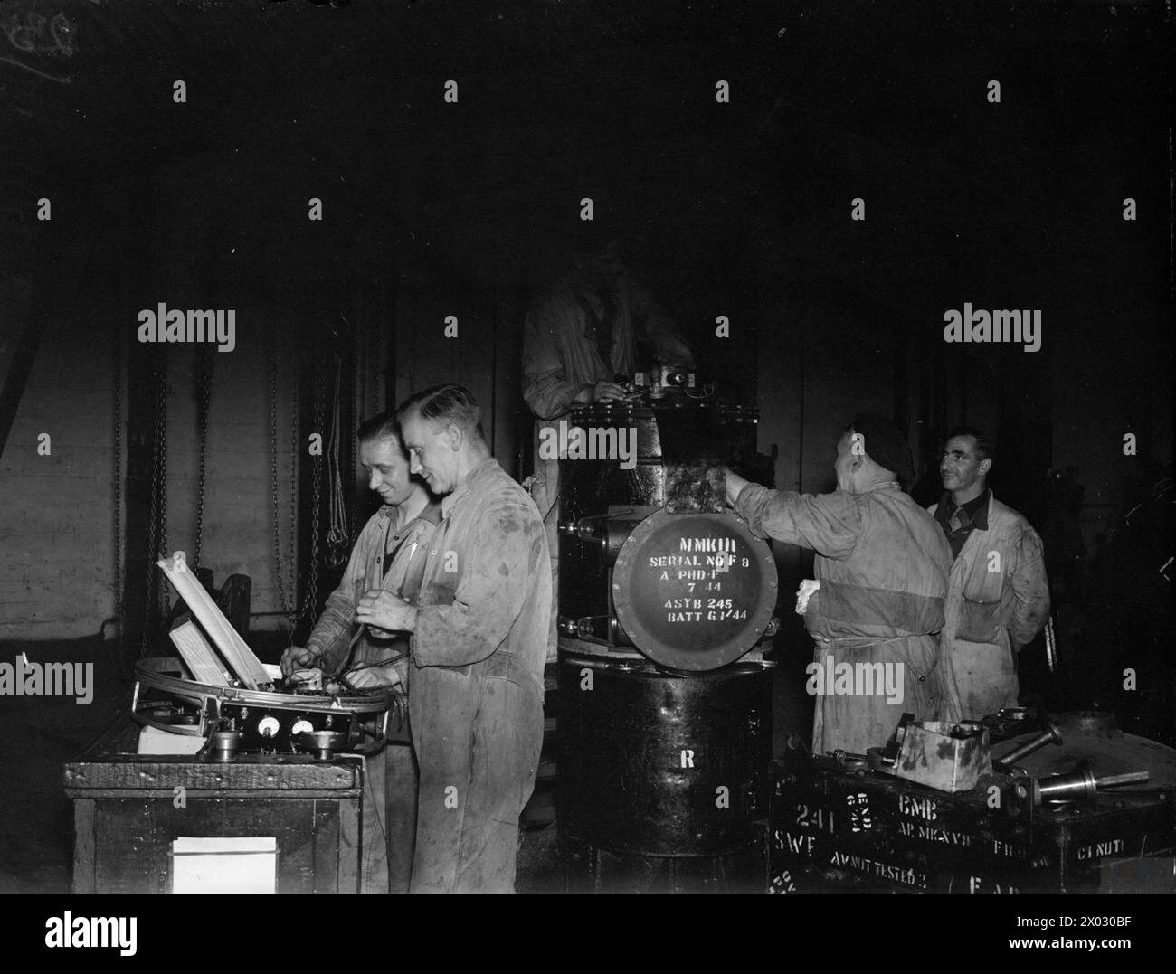 À l'usine d'armement naval de Priddy, le personnel de l'Amirauté ...