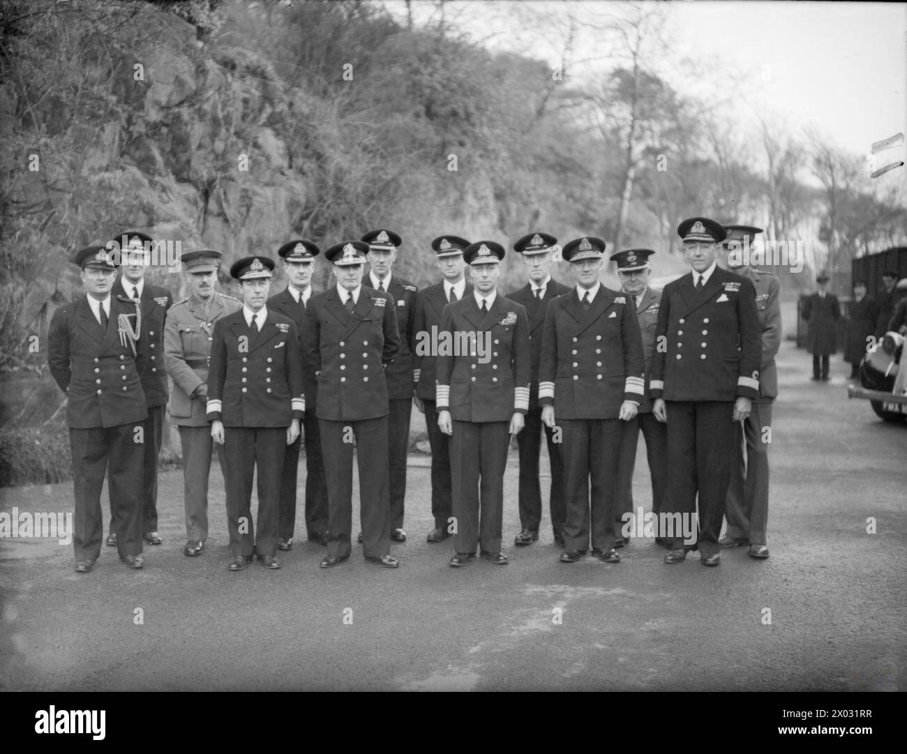 LA VISITE DE SA MAJESTÉ LE ROI À ROSYTH. 5 MARS 1941. - SM le Roi avec ...