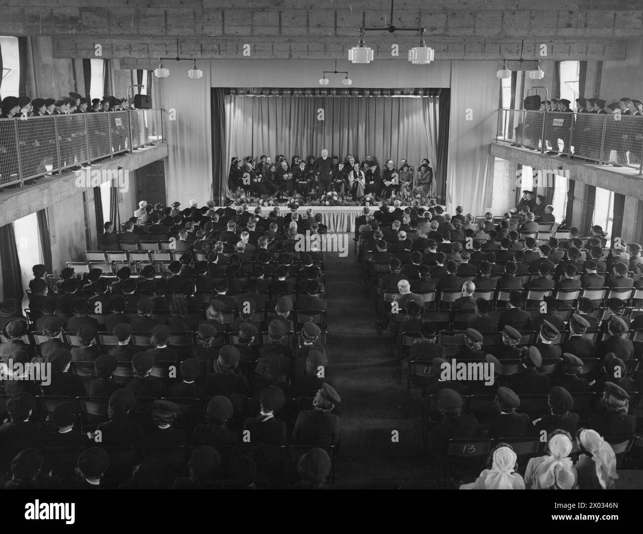 MR A. V ALEXANDER, LE PREMIER LORD DE L'AMIRAUTÉ, OUVRE LE HMS PEMBROKE ...