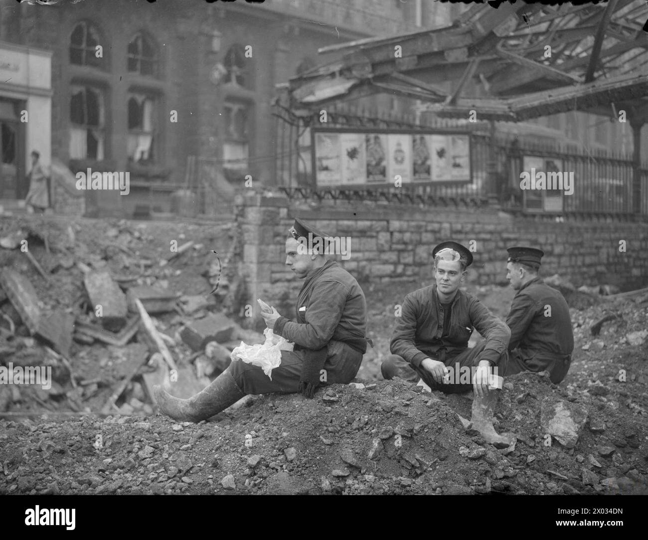 LES MARINS AIDENT À SE DÉBARRASSER APRÈS PLYMOUTH BLITZ DU 21 MARS 1941 ...