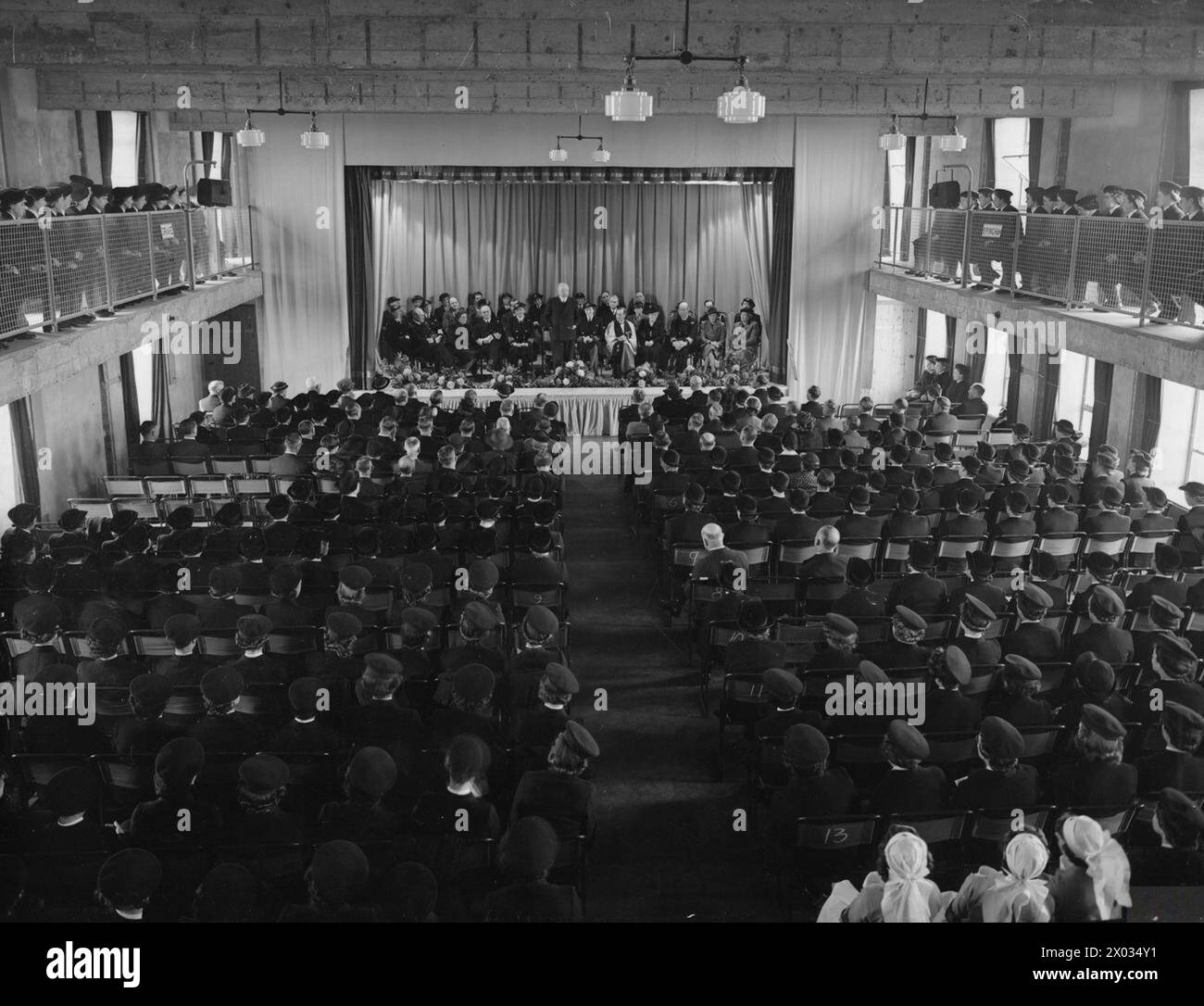 MR A. V ALEXANDER, LE PREMIER LORD DE L'AMIRAUTÉ, OUVRE LE HMS PEMBROKE ...