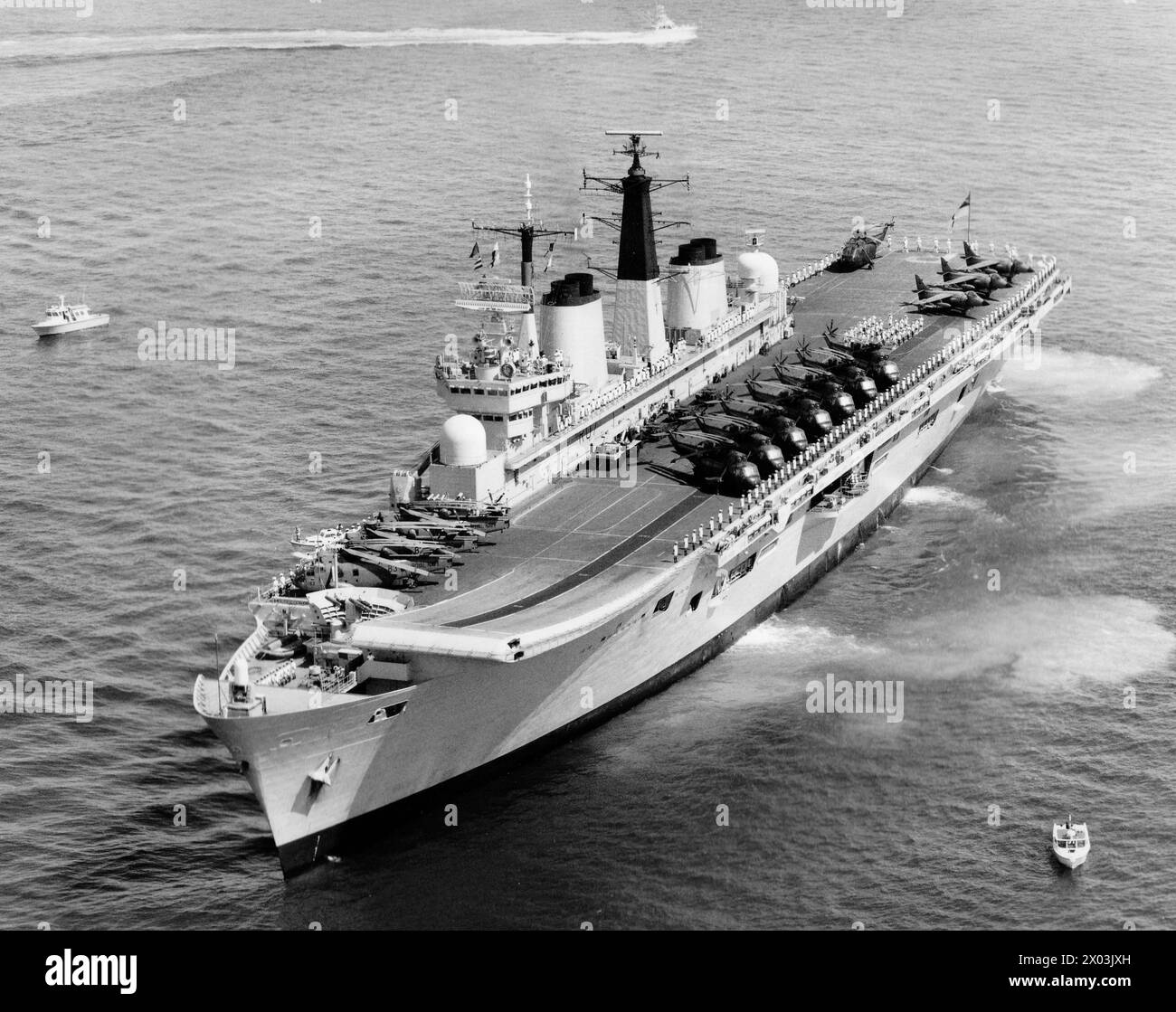 Porte avions portsmouth docks Banque d'images noir et blanc - Alamy