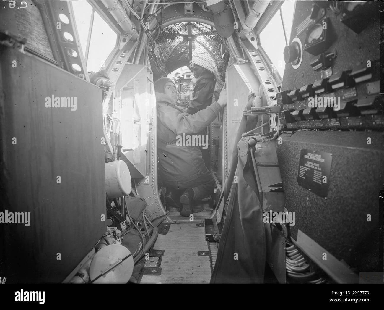 AVION DE LA ROYAL AIR FORCE 1939-1945, VICKERS WELLESLEY - vue de l'intérieur dans l'attente du ...