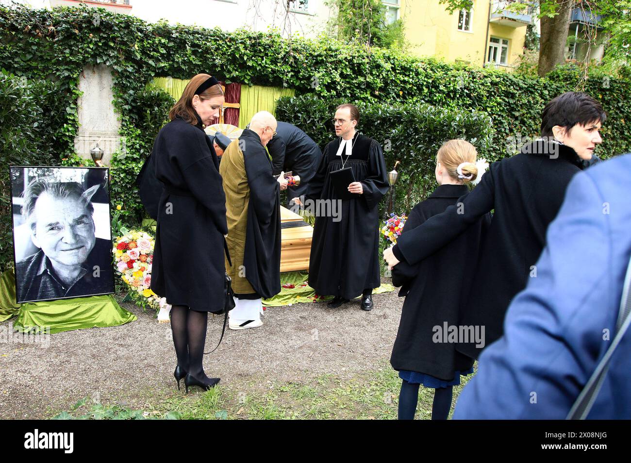 Sophie Wepper, Filippa Wepper und Susanne Kellermann BEI der Beisetzung ...