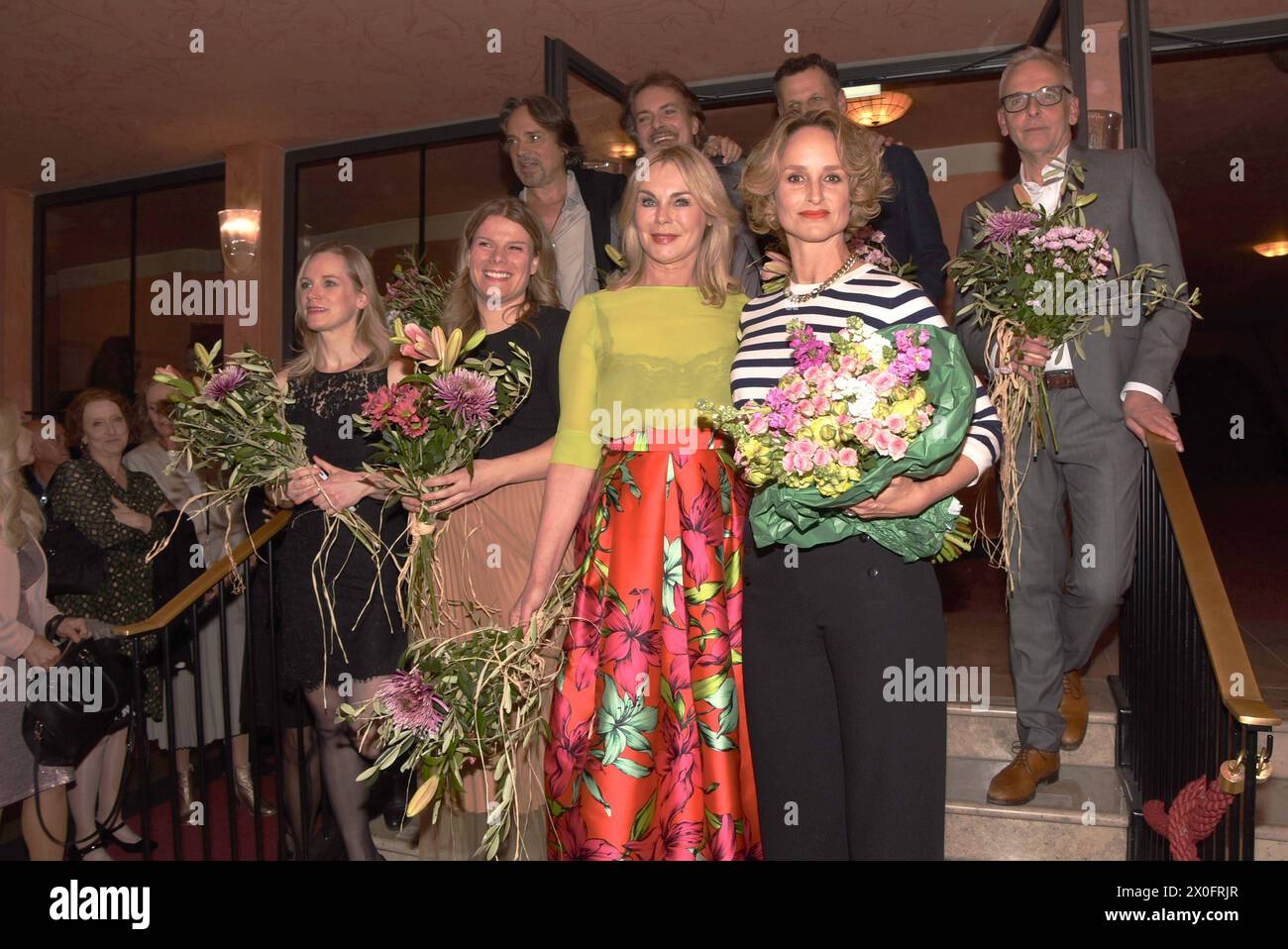 Vorne Daniela Voss Schauspielerin Lena Wall Schauspielerin Saskia ...