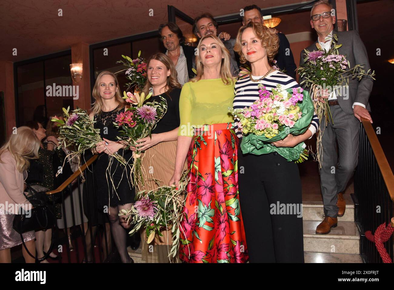 Vorne Daniela Voss Schauspielerin Lena Wall Schauspielerin Saskia ...