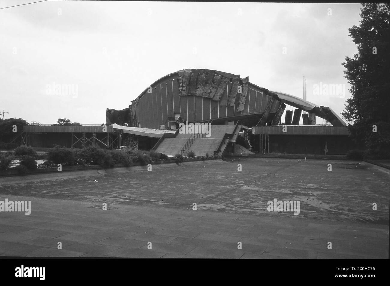 L'effondrement partiel de la salle des congrès a conduit à la ...