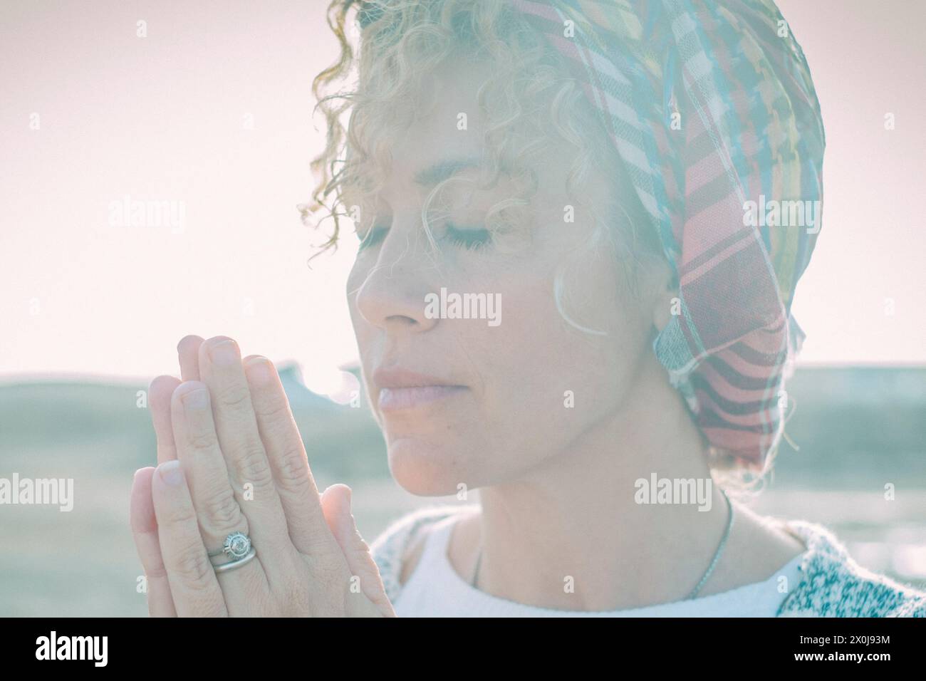Mains jointes en prière Banque de photographies et d’images à haute ...