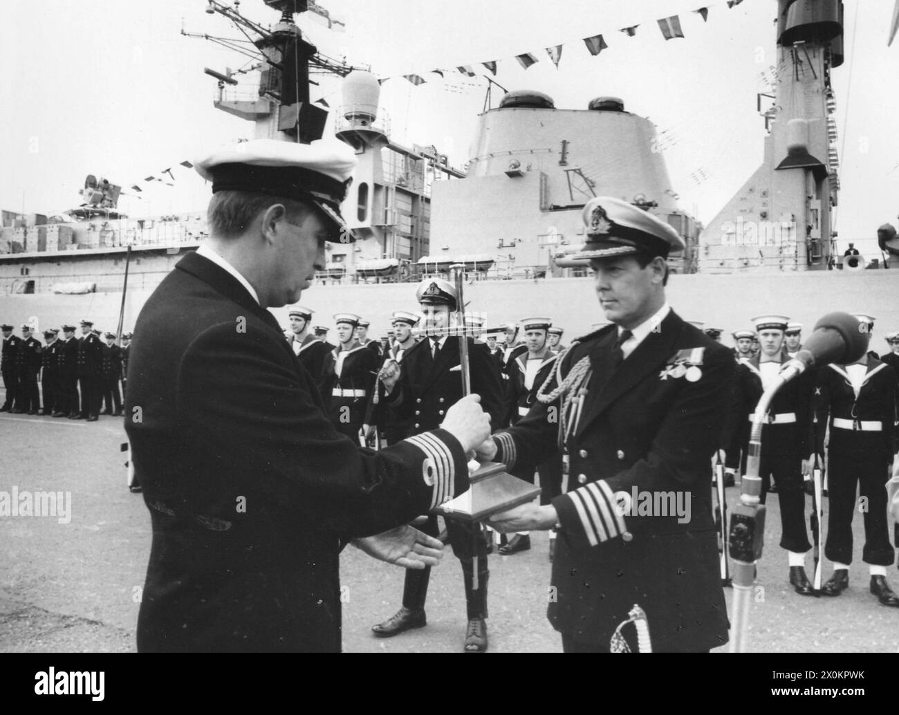 LE CAPITAINE DU NOUVEAU HMS COVENTRY CAPT. TED HACKETT, À GAUCHE ...