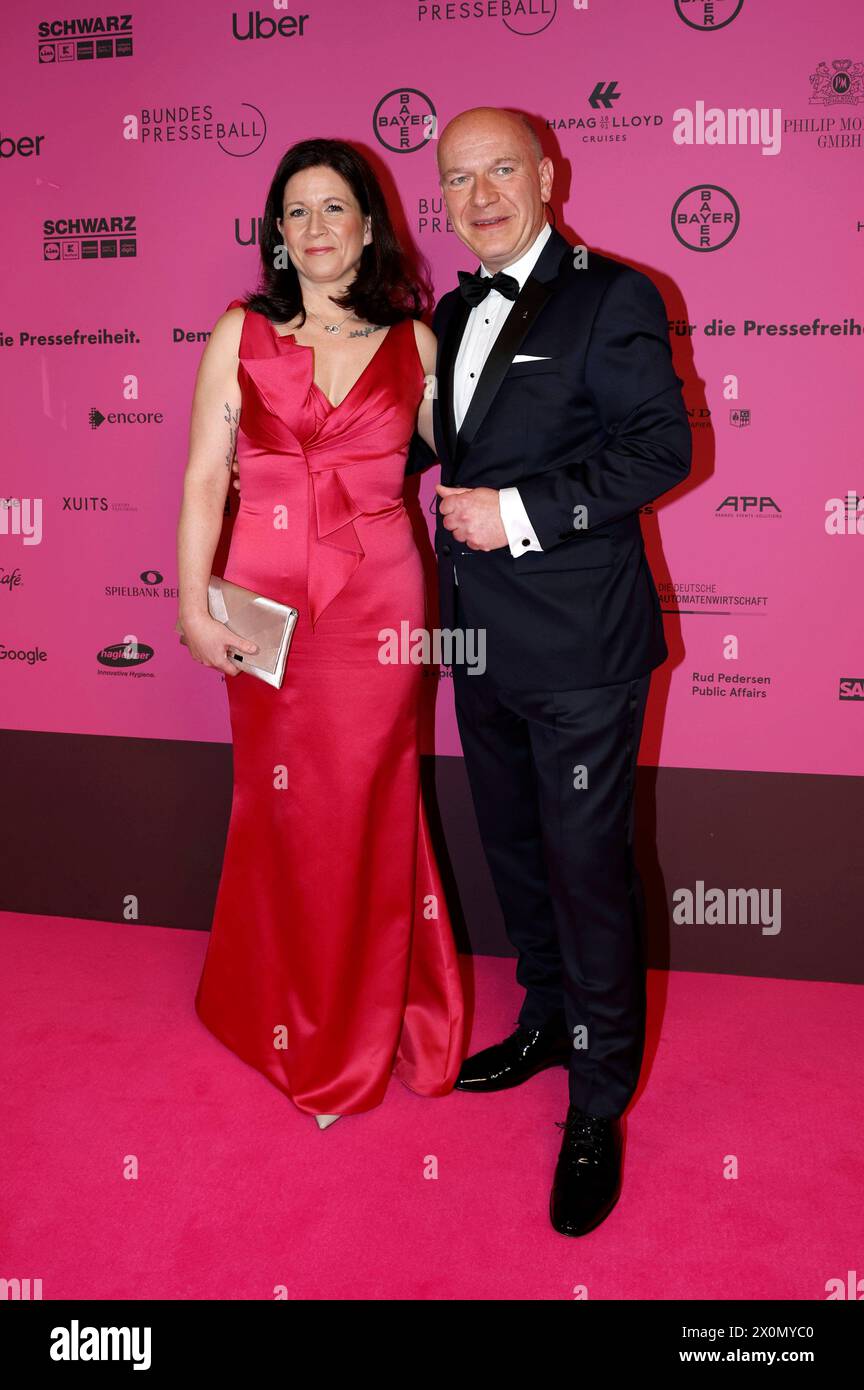 Kai Wegner mit Partnerin Katharina Günther-Wünsch beim 71. Bundespresseball 2024 im Hotel Adlon ...
