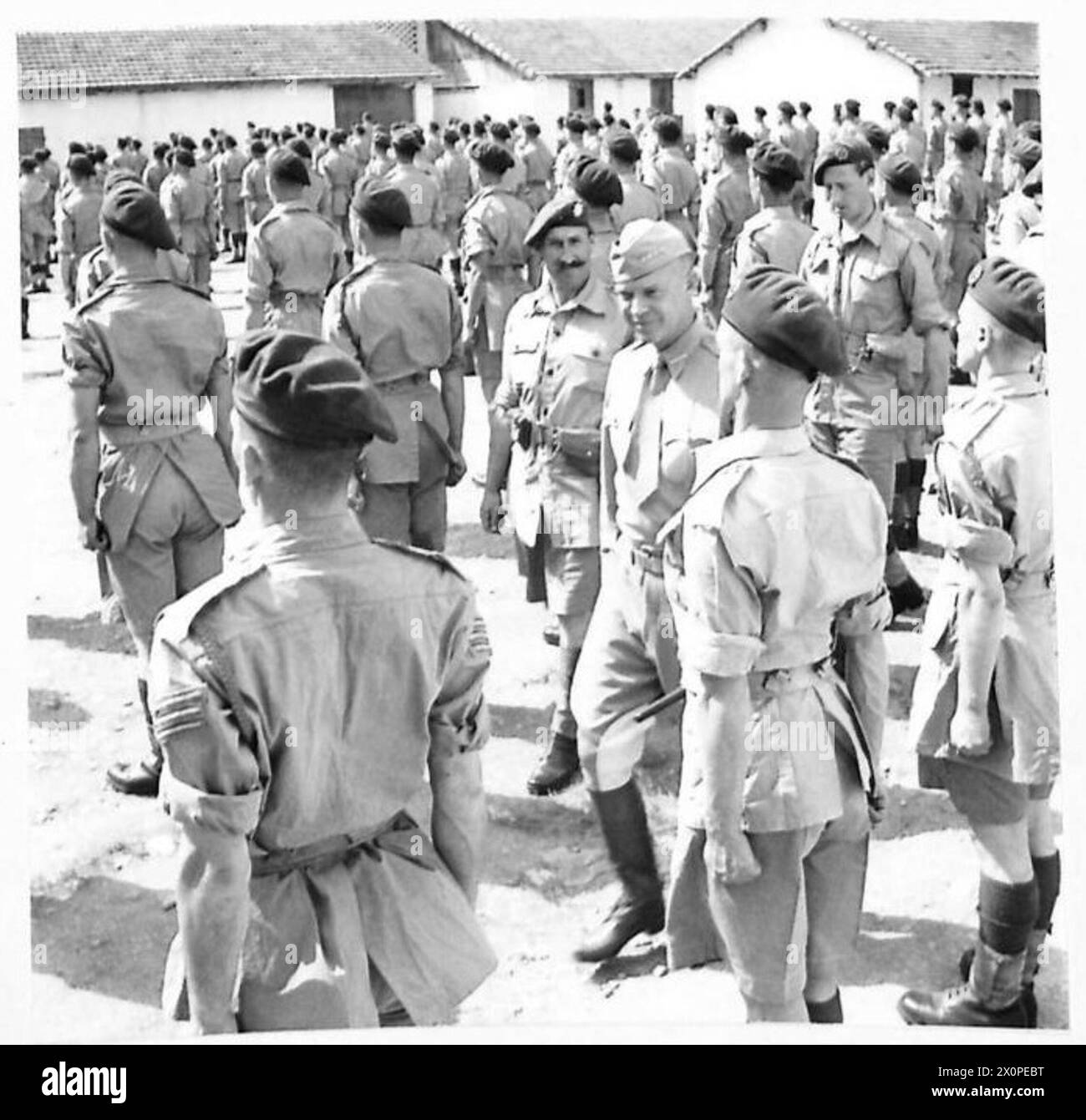 Inspection dans les rangs Banque d'images détourées - Alamy