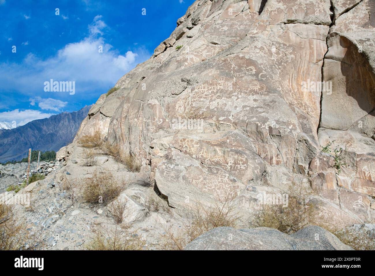 Pétroglyphes préhistoriques dans la vallée de Hunza, roche sacrée de ...