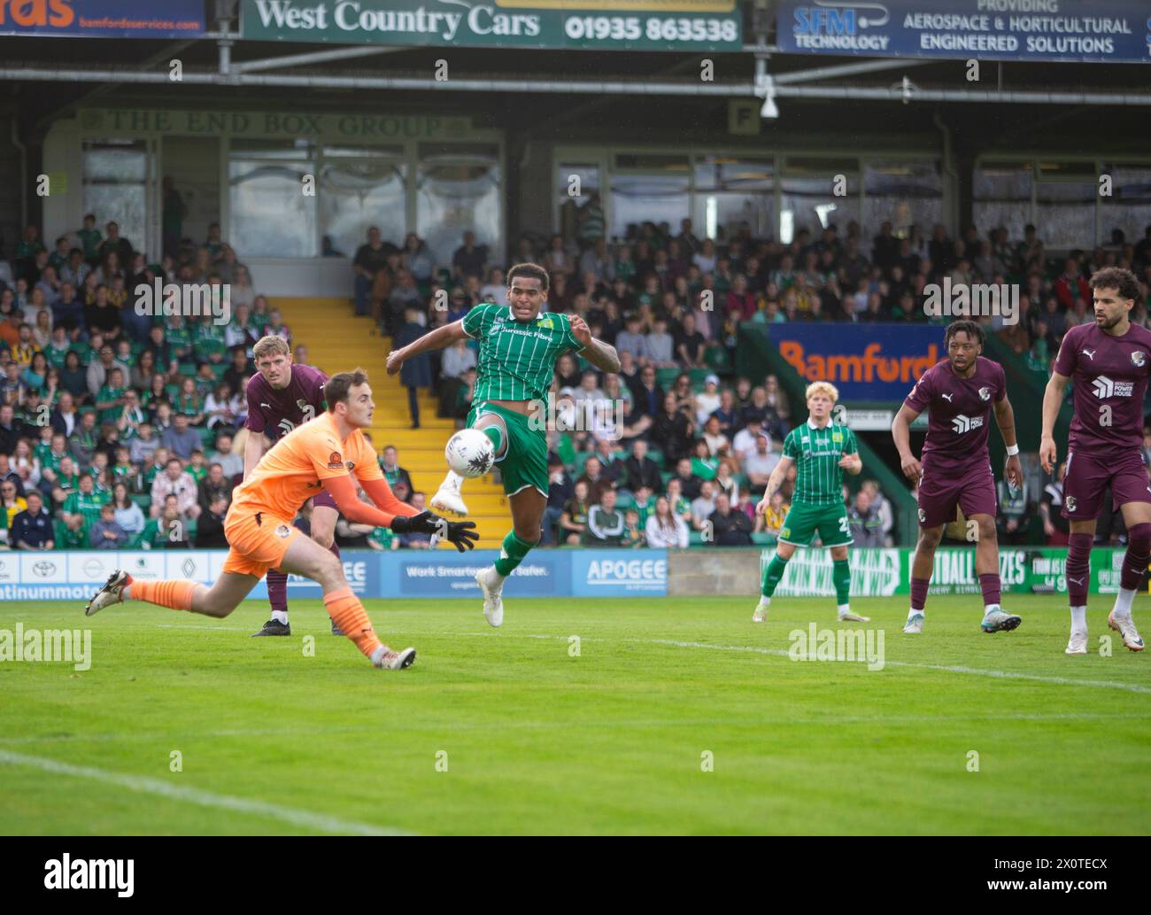 Morgan Williams de Yeovil Town et Rhys Byrne (prêté par Leyton Orient ...