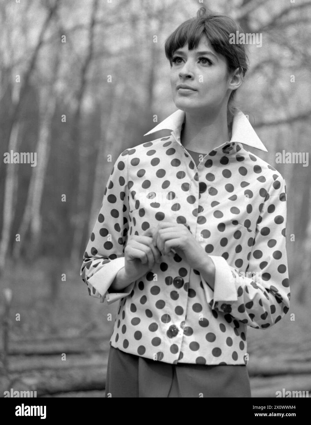 01.03.1971, Berlin, DDR - Werbeaufnahme fuer Modezeitschriften : model zeigt im Wald die neueste ...