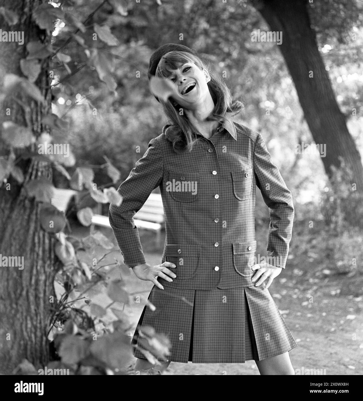 01.05.1971, Berlin, DDR - Werbeaufnahme fuer Modezeitschriften : model zeigt in einem Park die ...