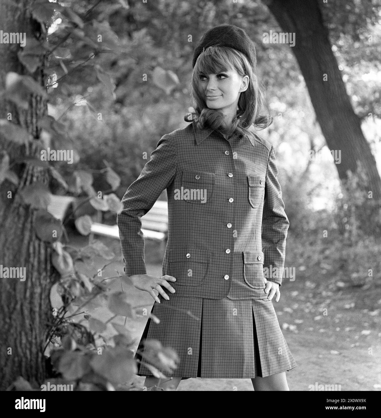 01.05.1971, Berlin, DDR - Werbeaufnahme fuer Modezeitschriften : model ...