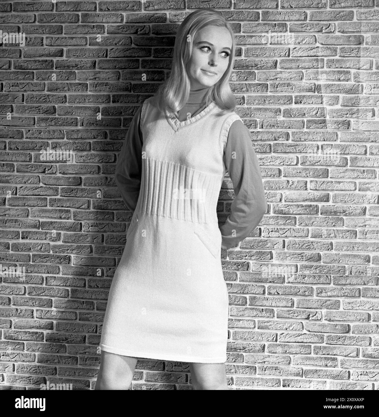 01.07.1971, Berlin, DDR - Werbeaufnahme fuer Modezeitschriften : model zeigt die neueste Sommer ...