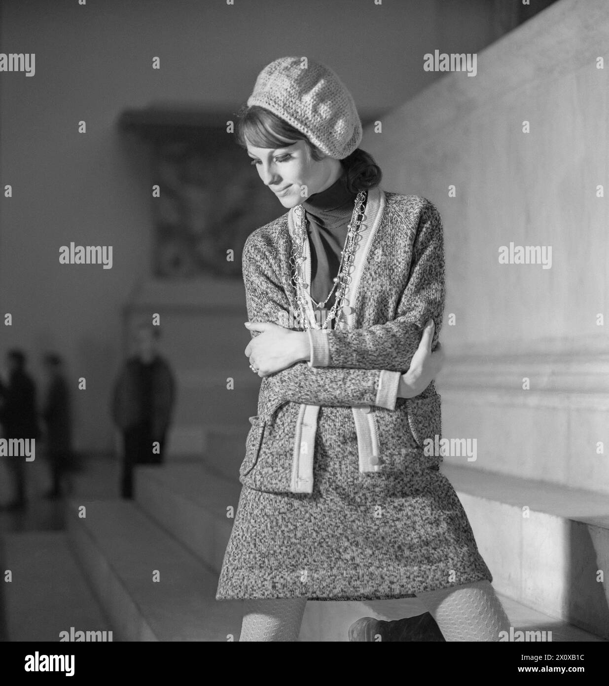 01.07.1971, Berlin, DDR - Werbeaufnahme fuer Modezeitschriften : model zeigt die neueste Herbst ...