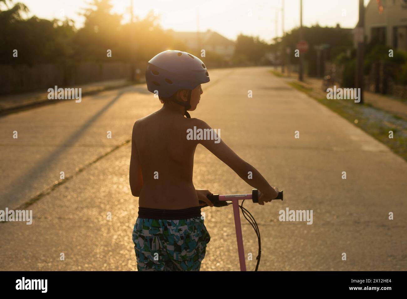 Petit garçon 10 ans plage Banque de photographies et d’images à haute ...