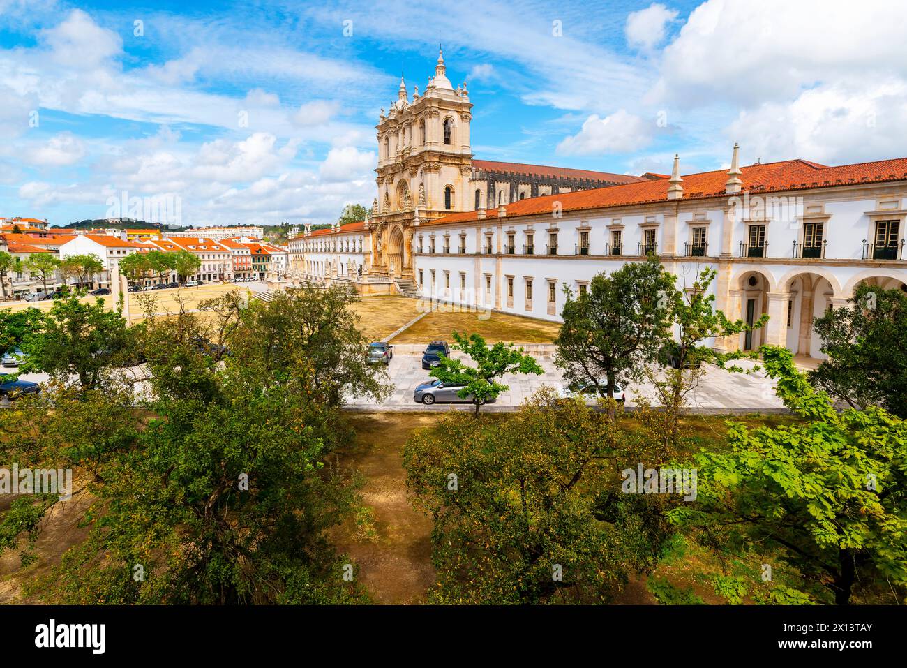 Le grand extérieur du monastère d'Alcobaça (Mosteiro de Alcobaça) ou ...