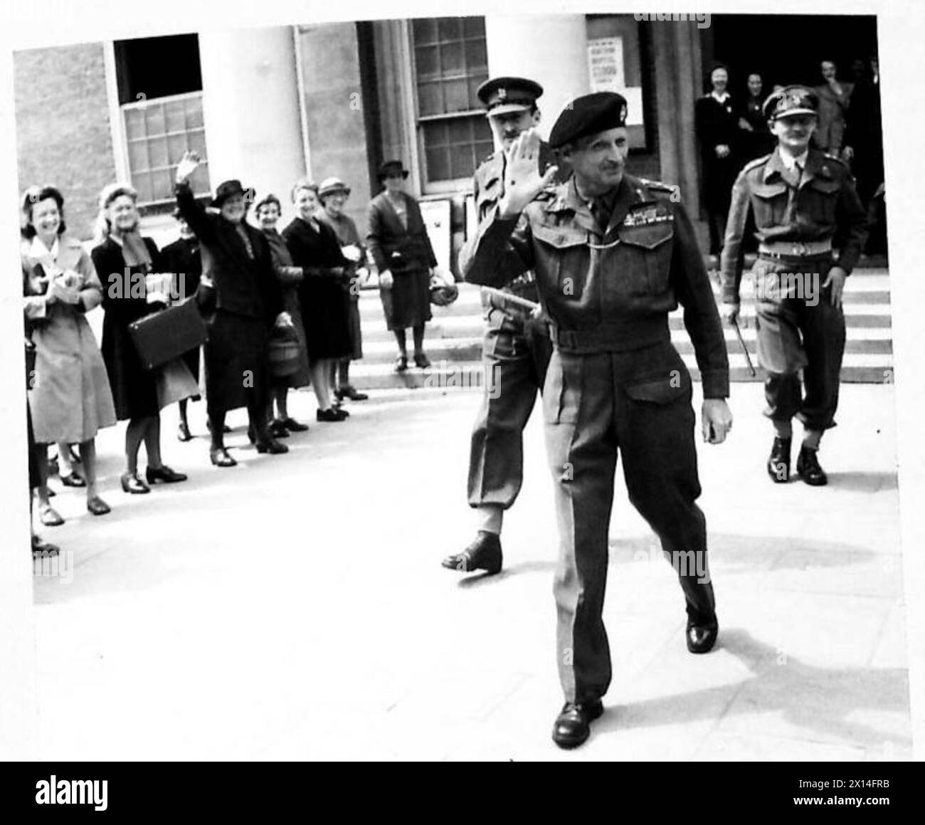 LE GÉNÉRAL MONTGOMERY VISITE LES TROUPES D'INVASION - le général ...