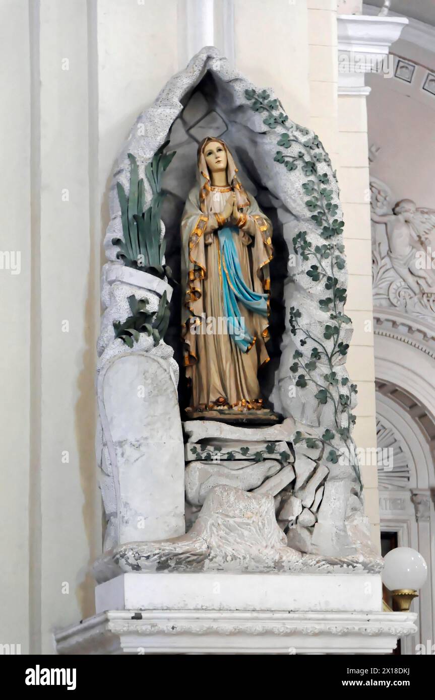 Statue de vierge marie dans une niche Banque de photographies et d ...