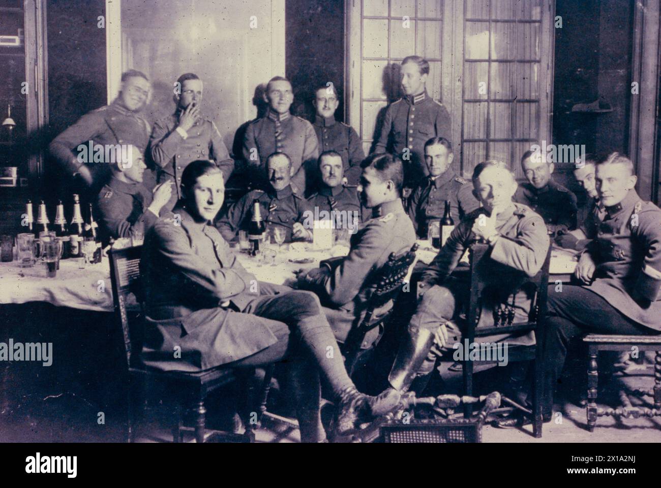 Officier allemand dans un café Banque de photographies et d’images à ...