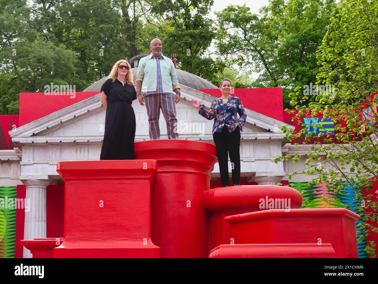 Venise, Italie, 16 avril 2024. La curatrice Abigail Winograd, l’artiste ...