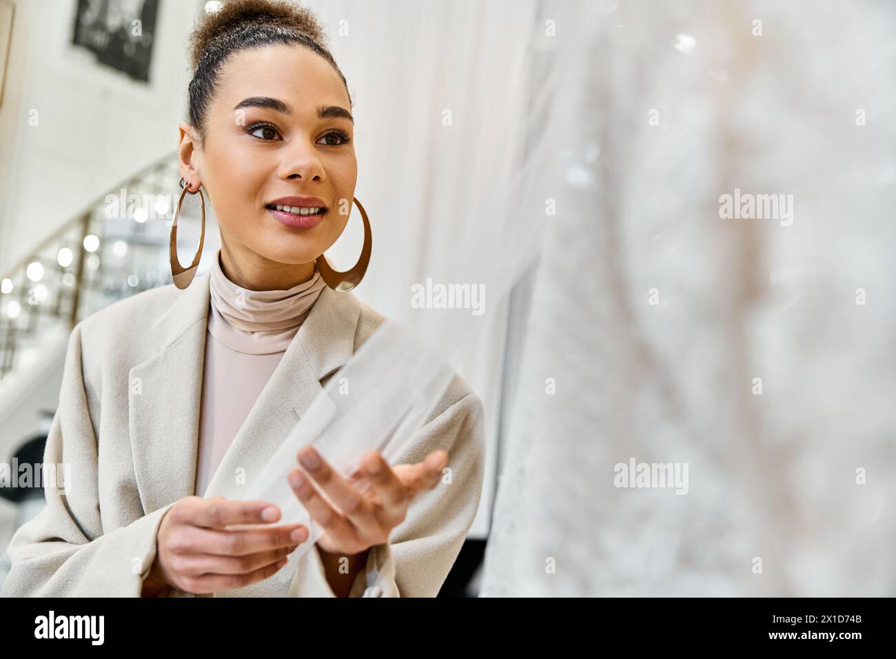Femme debout devant un miroir Banque de photographies et d’images à haute résolution - Alamy