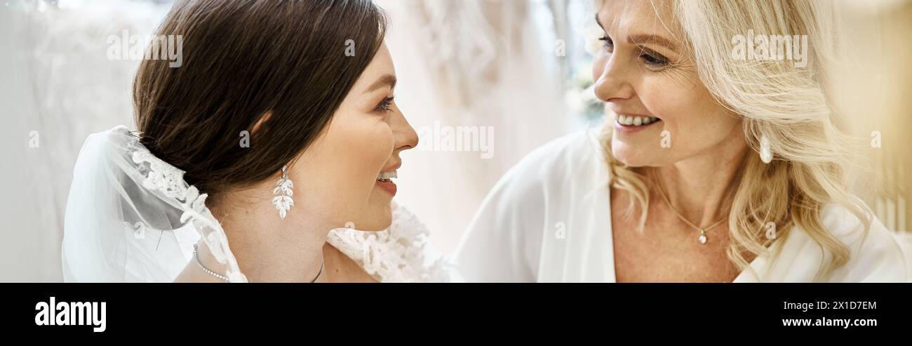 Une jeune mariée dans une robe de mariée se tient avec sa mère d'âge ...