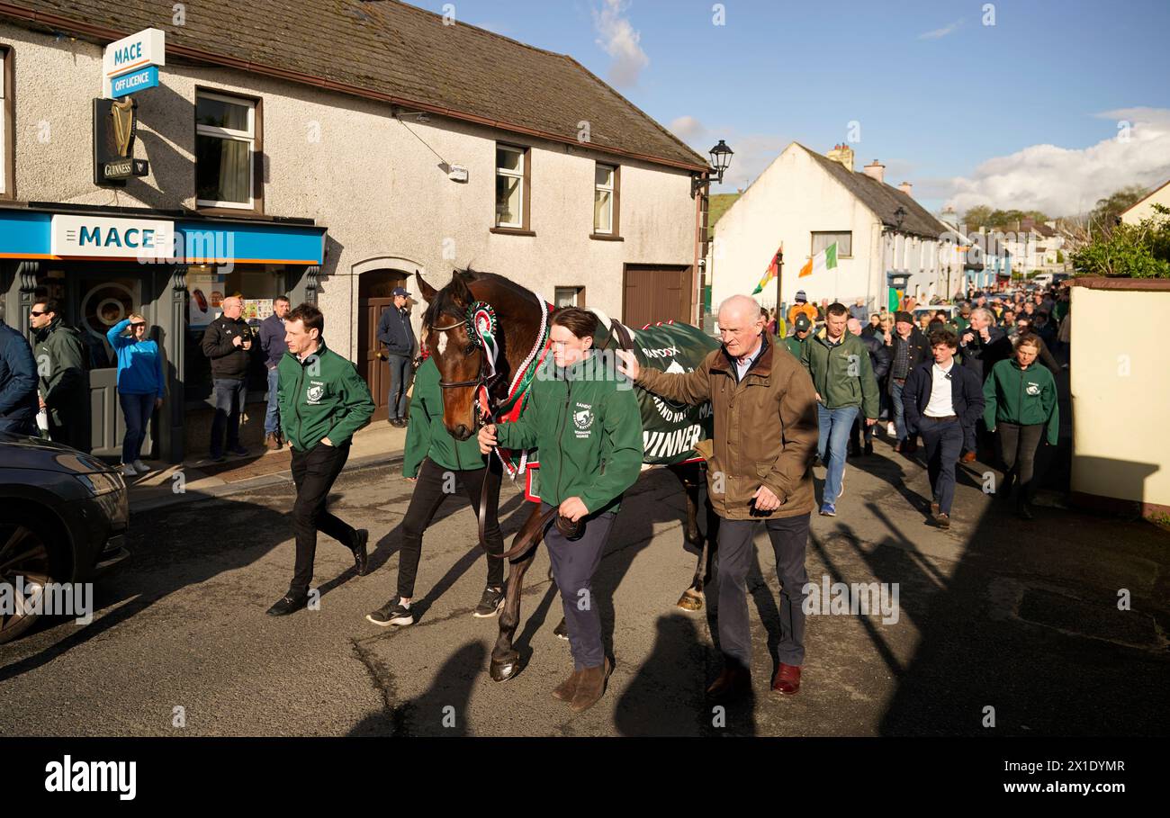 Jockey Paul Townend (à gauche), vainqueur du Randox Grand National 2024 ...