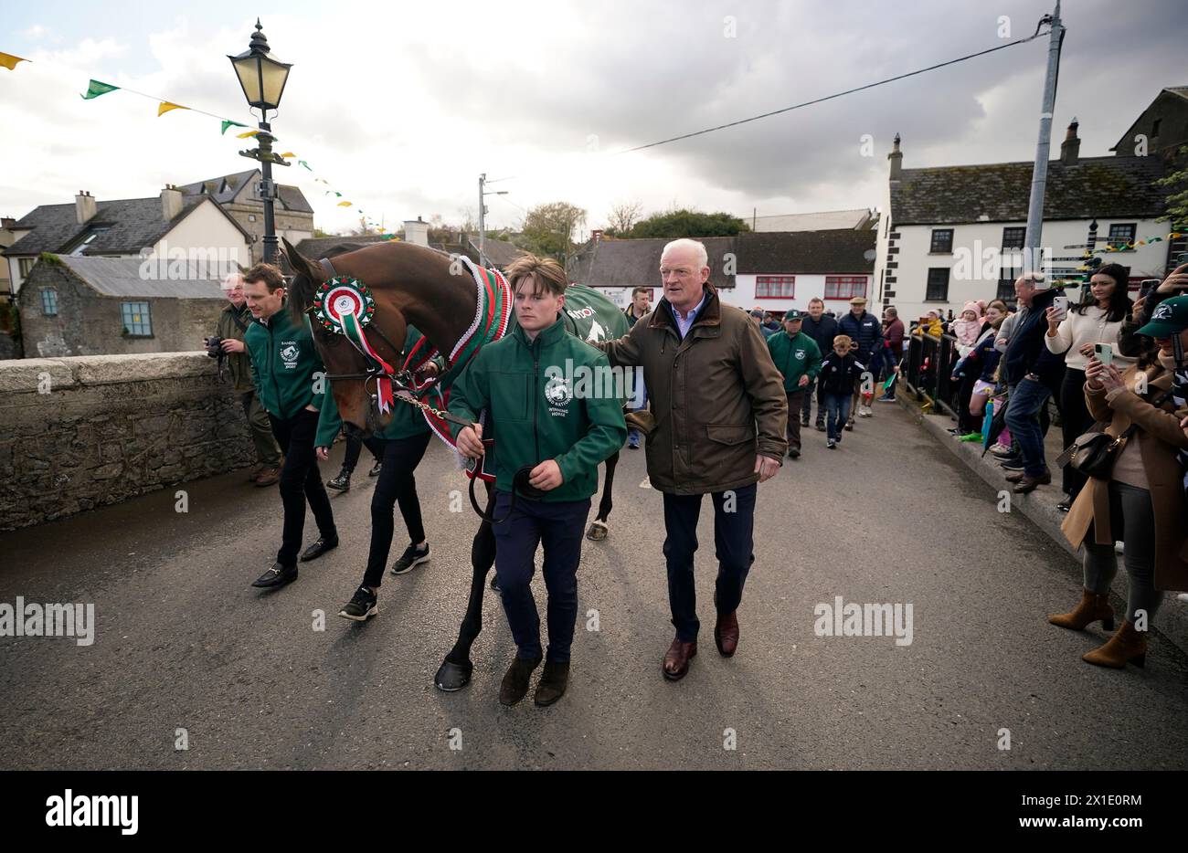Jockey Paul Townend (à gauche), vainqueur du Randox Grand National 2024 ...