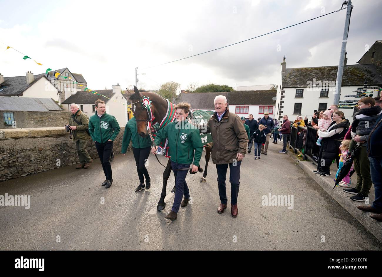 Jockey Paul Townend (à gauche), vainqueur du Randox Grand National 2024 ...