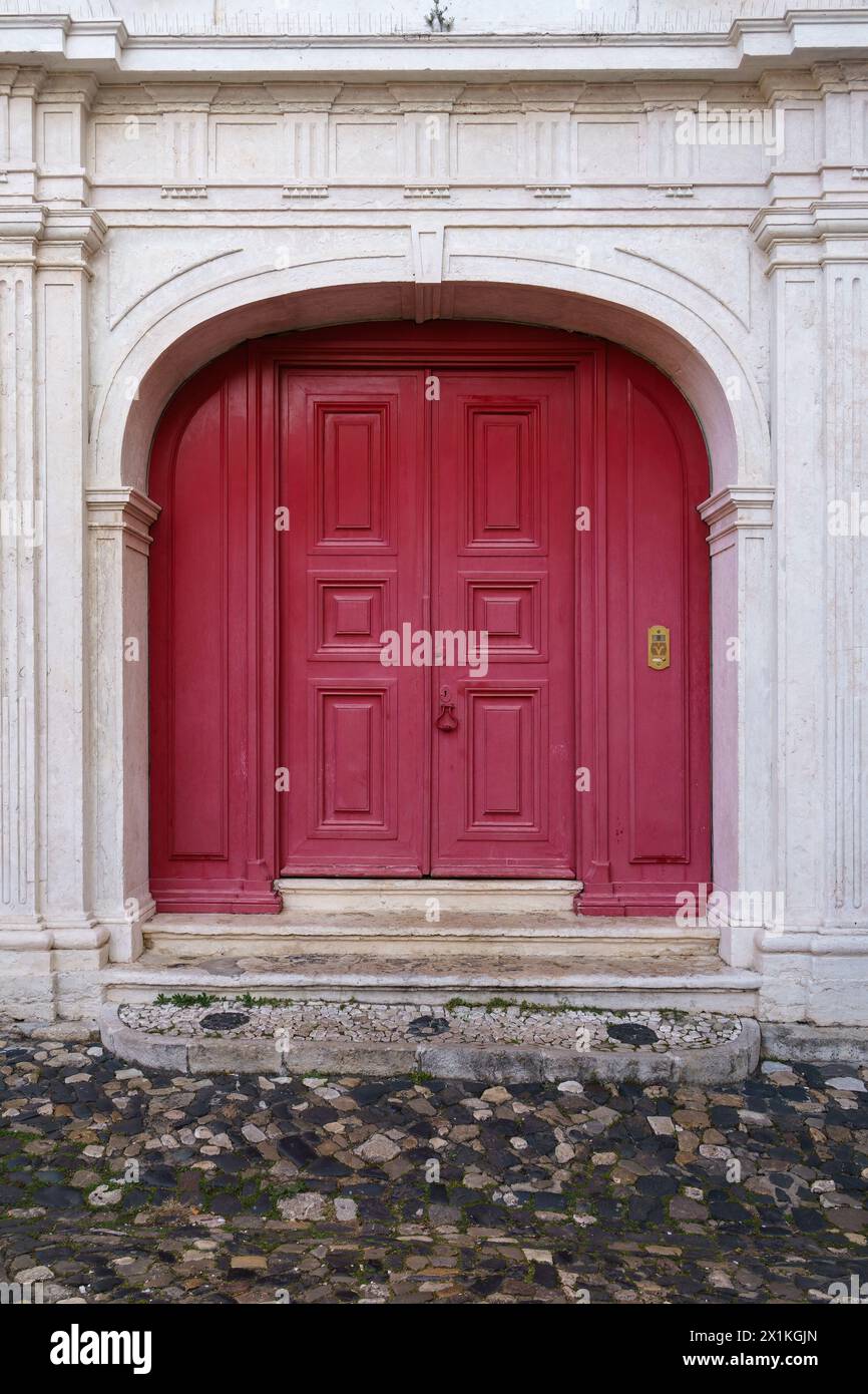 Élégante porte rouge d'un bâtiment européen traditionnel en pierre ...