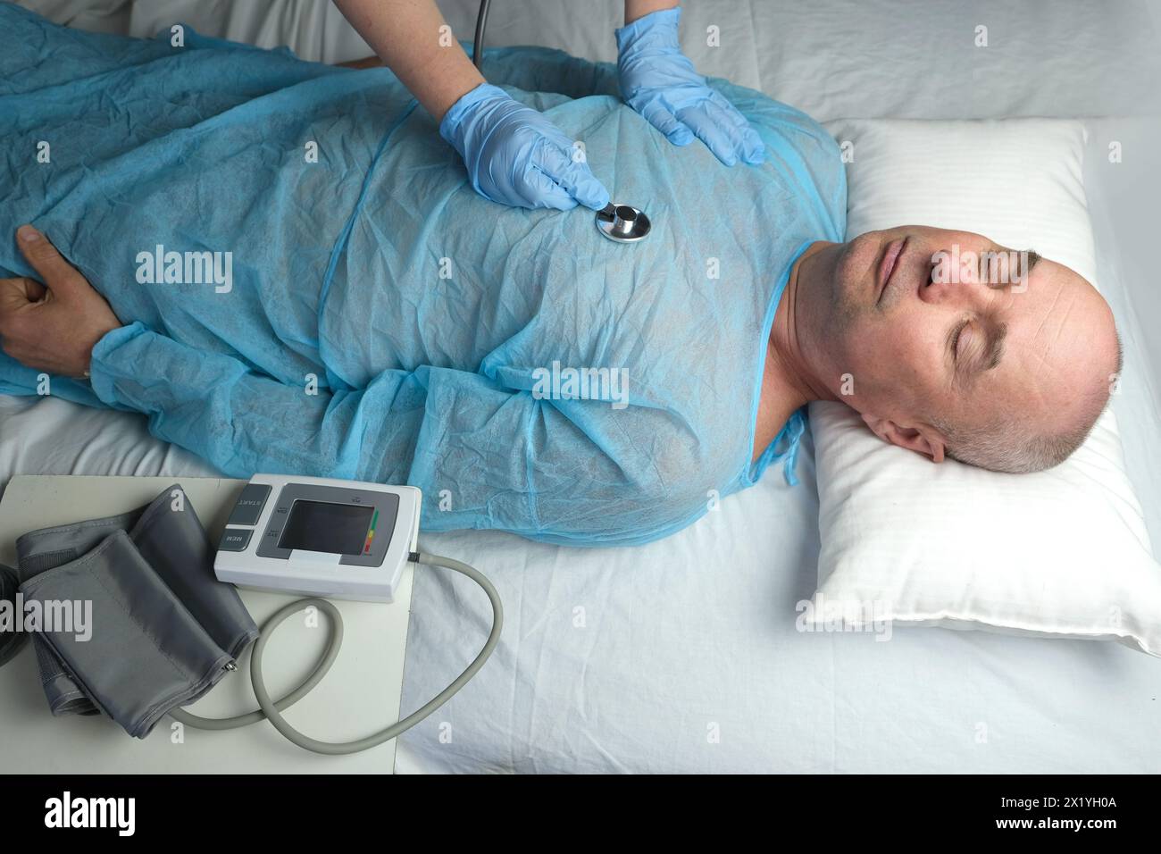Un homme malade sur lit d’hôpital Banque de photographies et d’images à ...