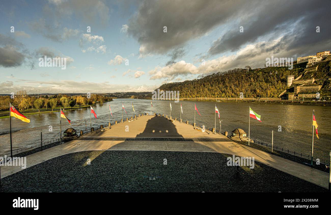 Drapeaux des états fédéraux au Deutsches Eck au confluent du Rhin et de ...