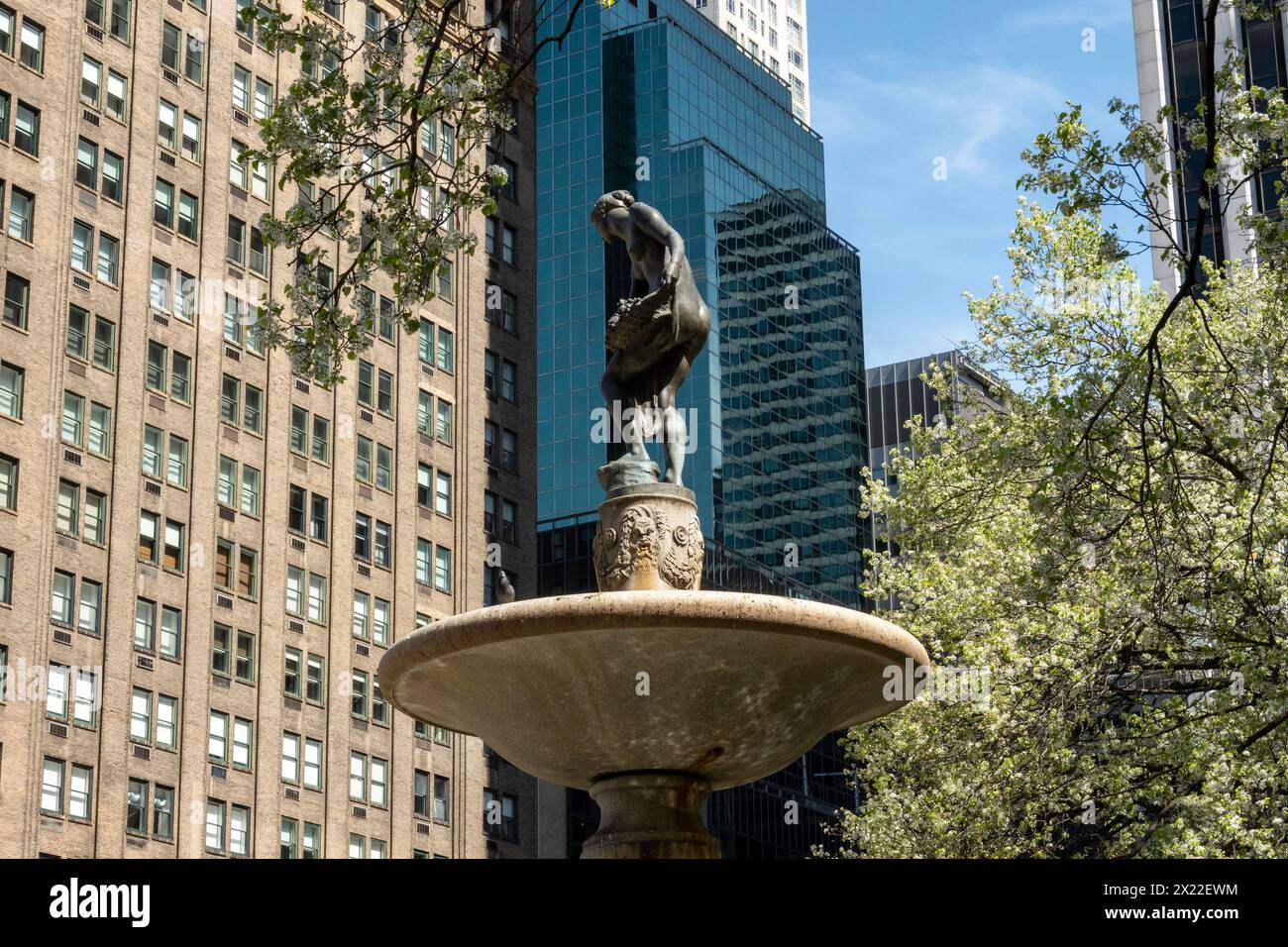 La fontaine Pulitzer dans le grand Army Plaza devant l'hôtel plaza ...