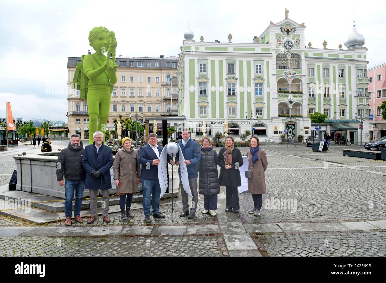 Einweihung des Kunstwerkes la communication, der Kunstserie Moss people ...