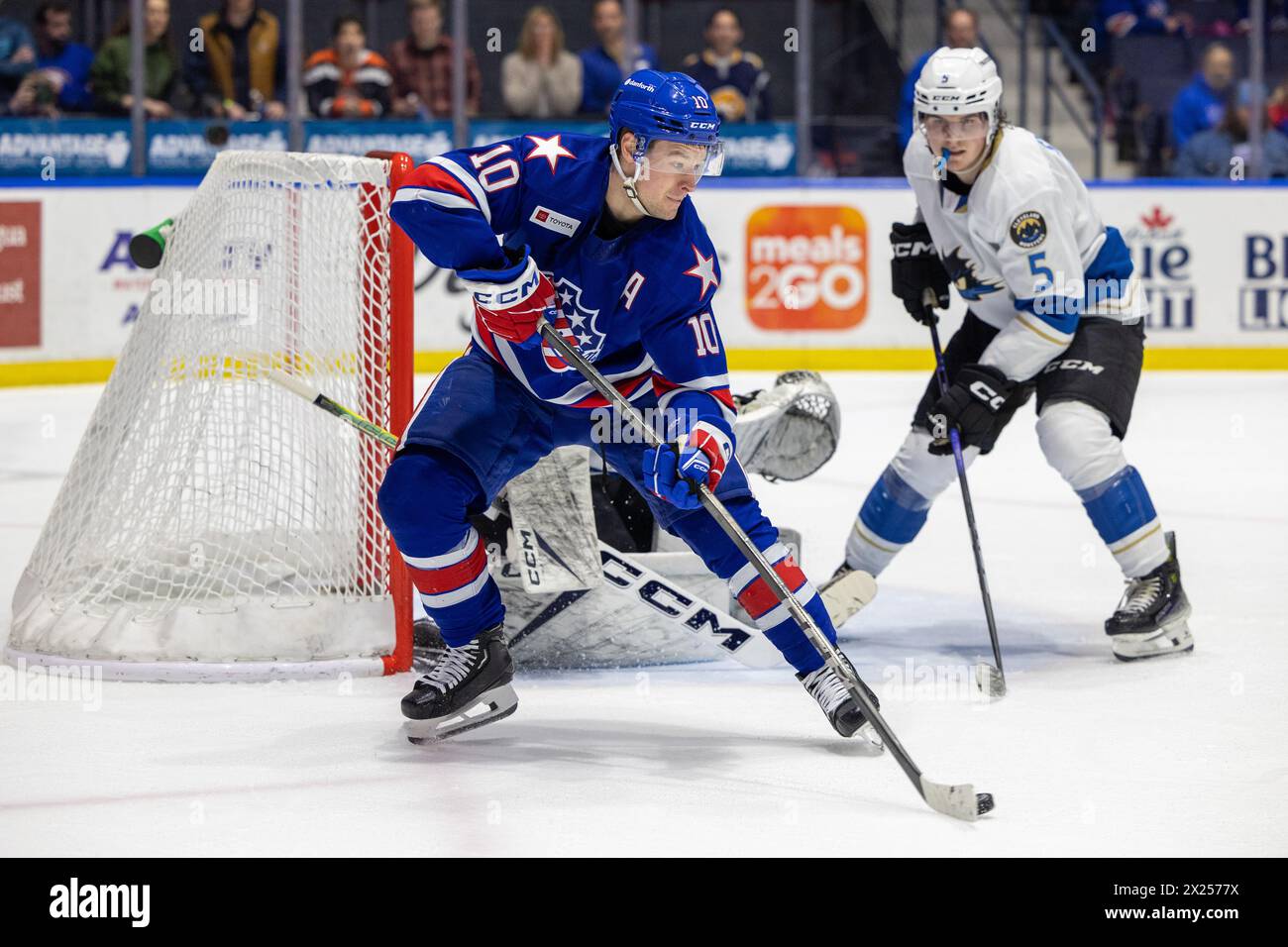 19 avril 2024 : L'attaquant américain de Rochester Brandon Biro (10 ...