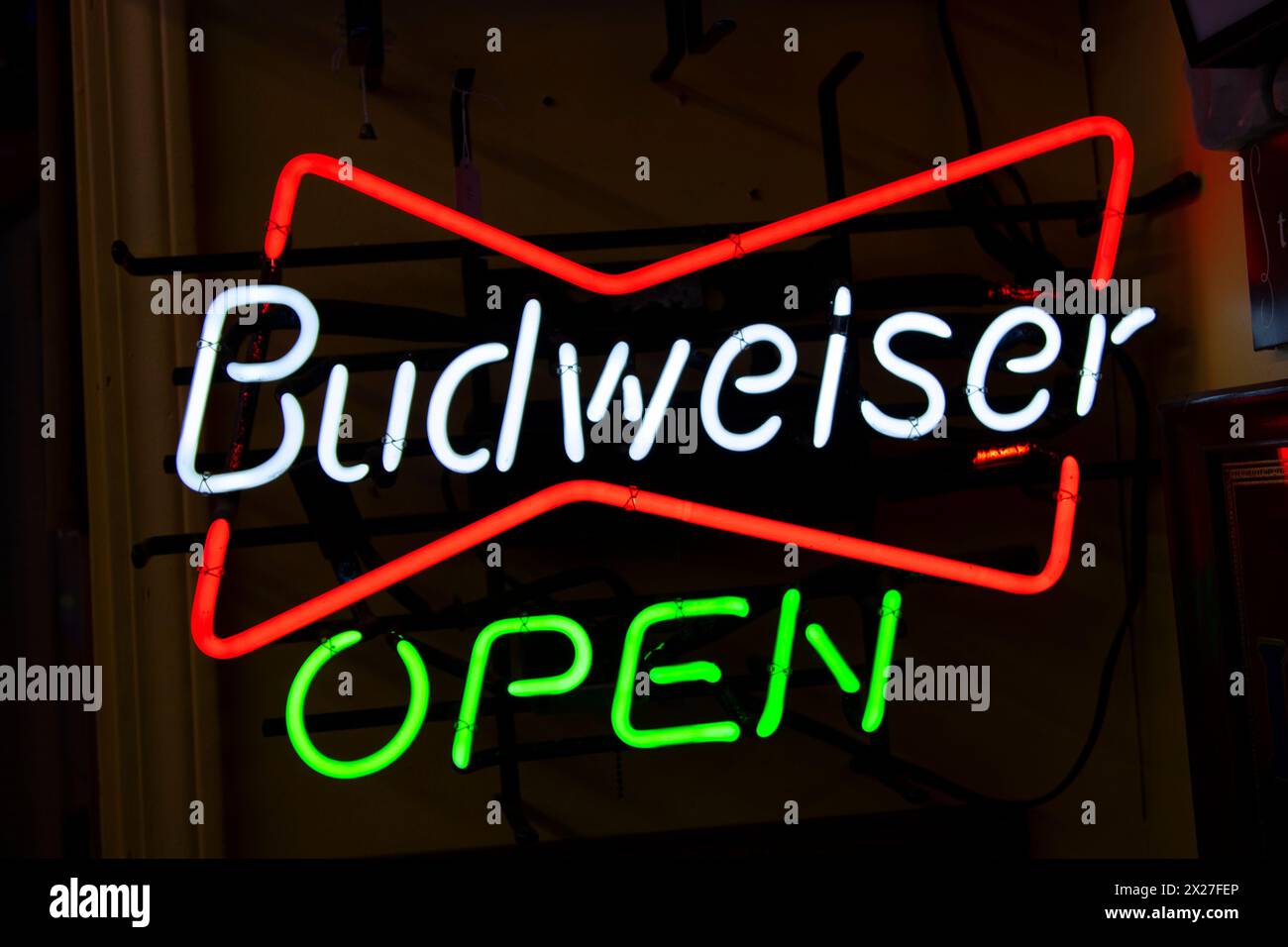 Budweiser neon Banque de photographies et d’images à haute résolution ...